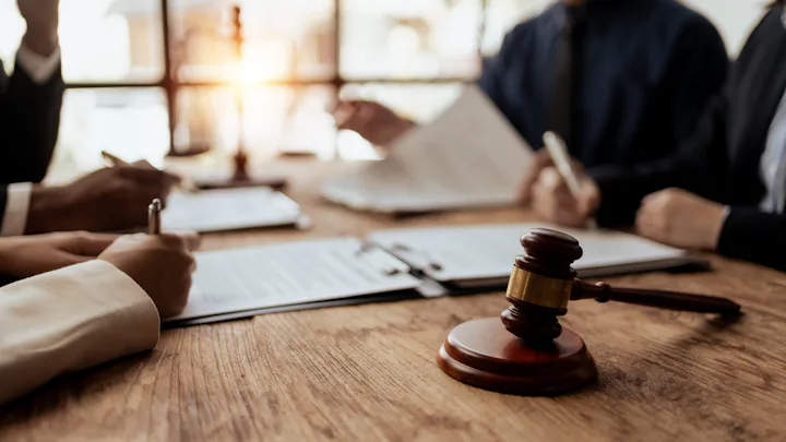 Heeft een directeur recht op bonus na ontslag wegens seksueel wangedrag?
